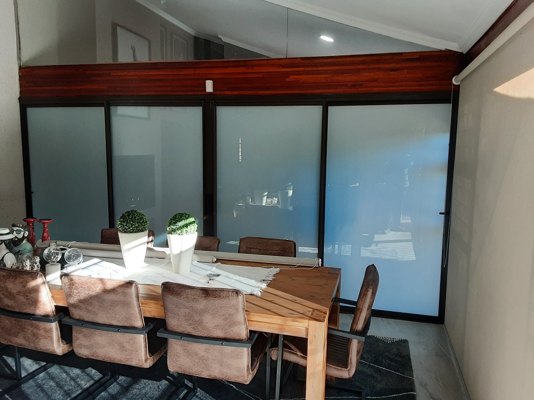Aluminium Sliding Door FSSF – Arctic Snow Glass – Bronze (2)